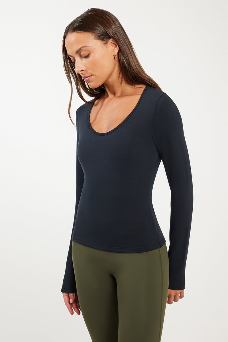 Stylerunner Dynamic V Neck Long Sleeve Tee Onyx | Stylerunner